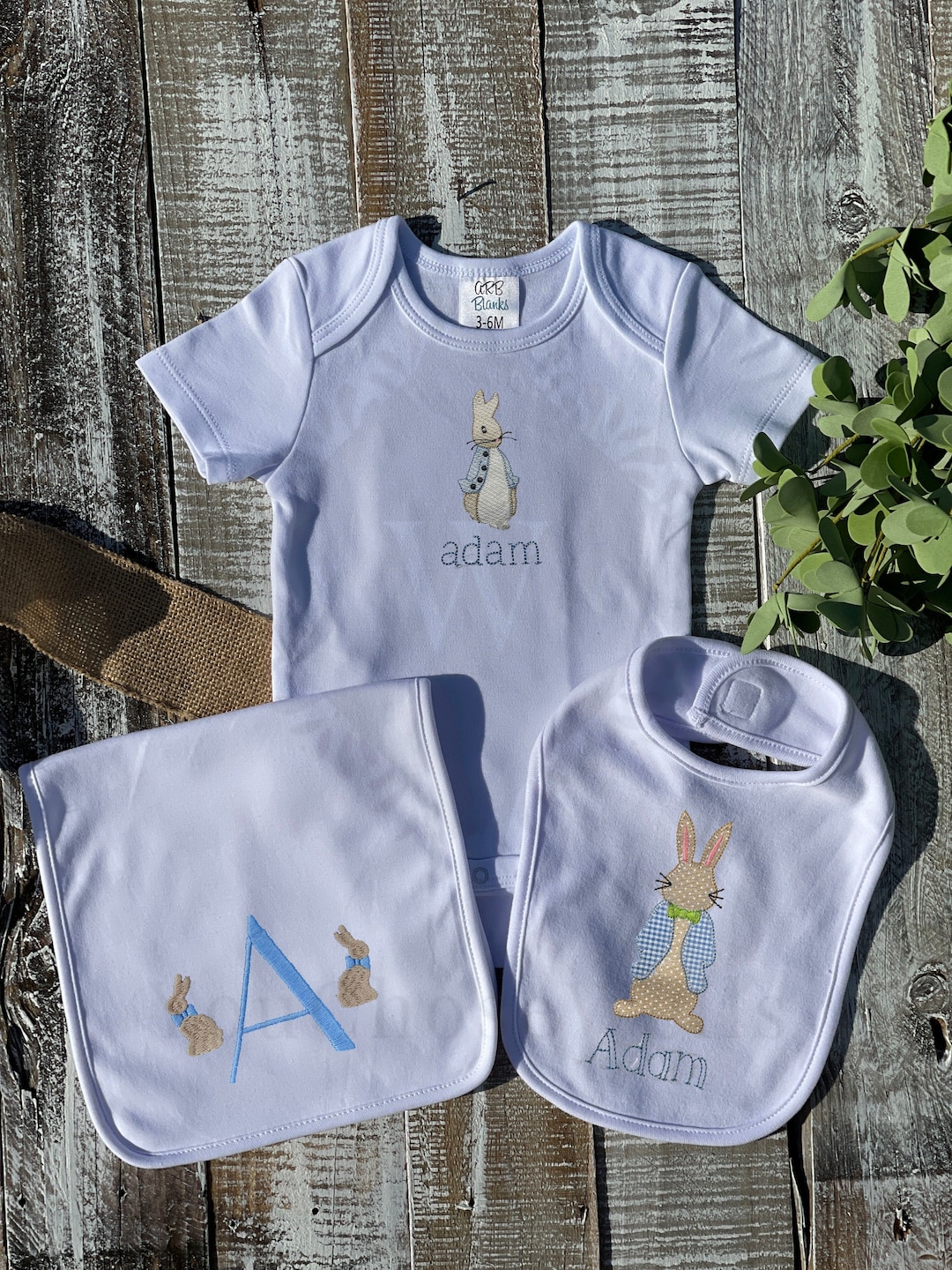 Baby Peter Rabbit Onesie Applique Bib and Burp Set Custom - Etsy France