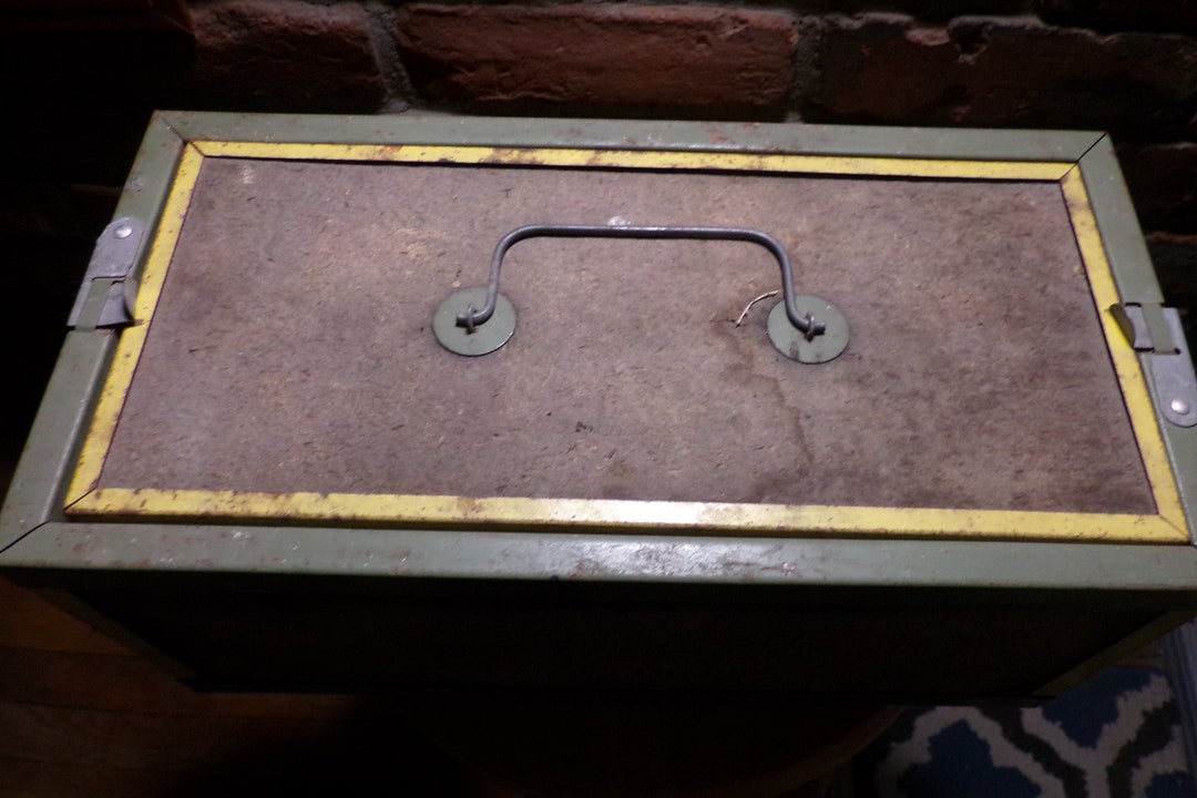 Vintage Oberlin Bait Canteen Box, Fisherman's Bait Canteen Oberlin ...