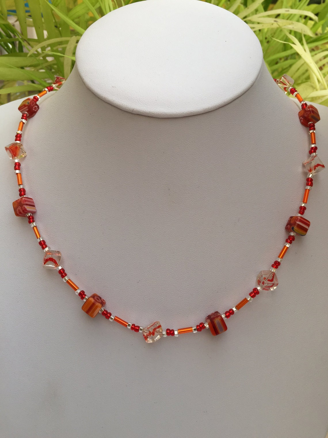 Collar hecho a mano naranja y rojo con Millefiori y abalorios cubo ...