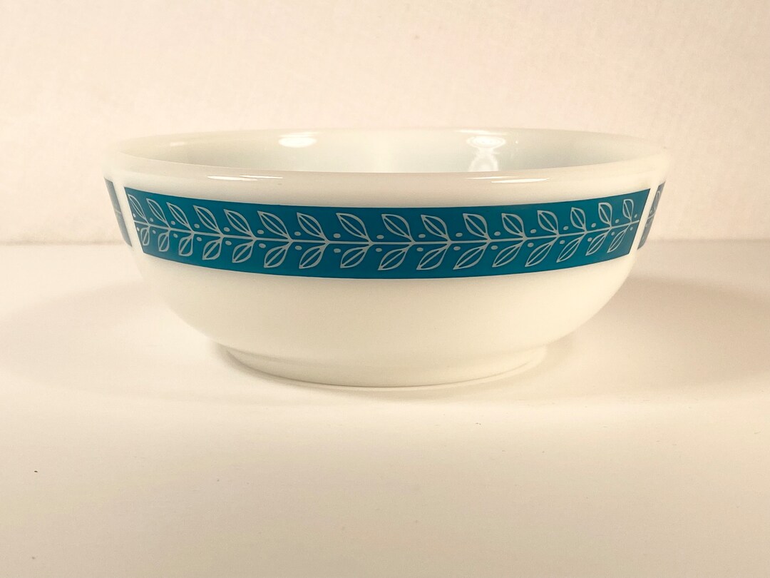 Pyrex Laurel Leaf Cereal Bowl - Etsy