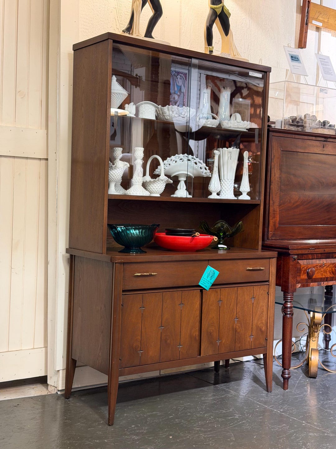 Broyhill Saga Walnut China Hutch, Circa 1960s - *please Ask for a ...
