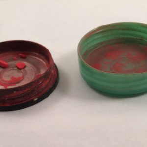 Vintage Mary King Makeup Red Rouge Powder Box Black Base Green Lid Make ...