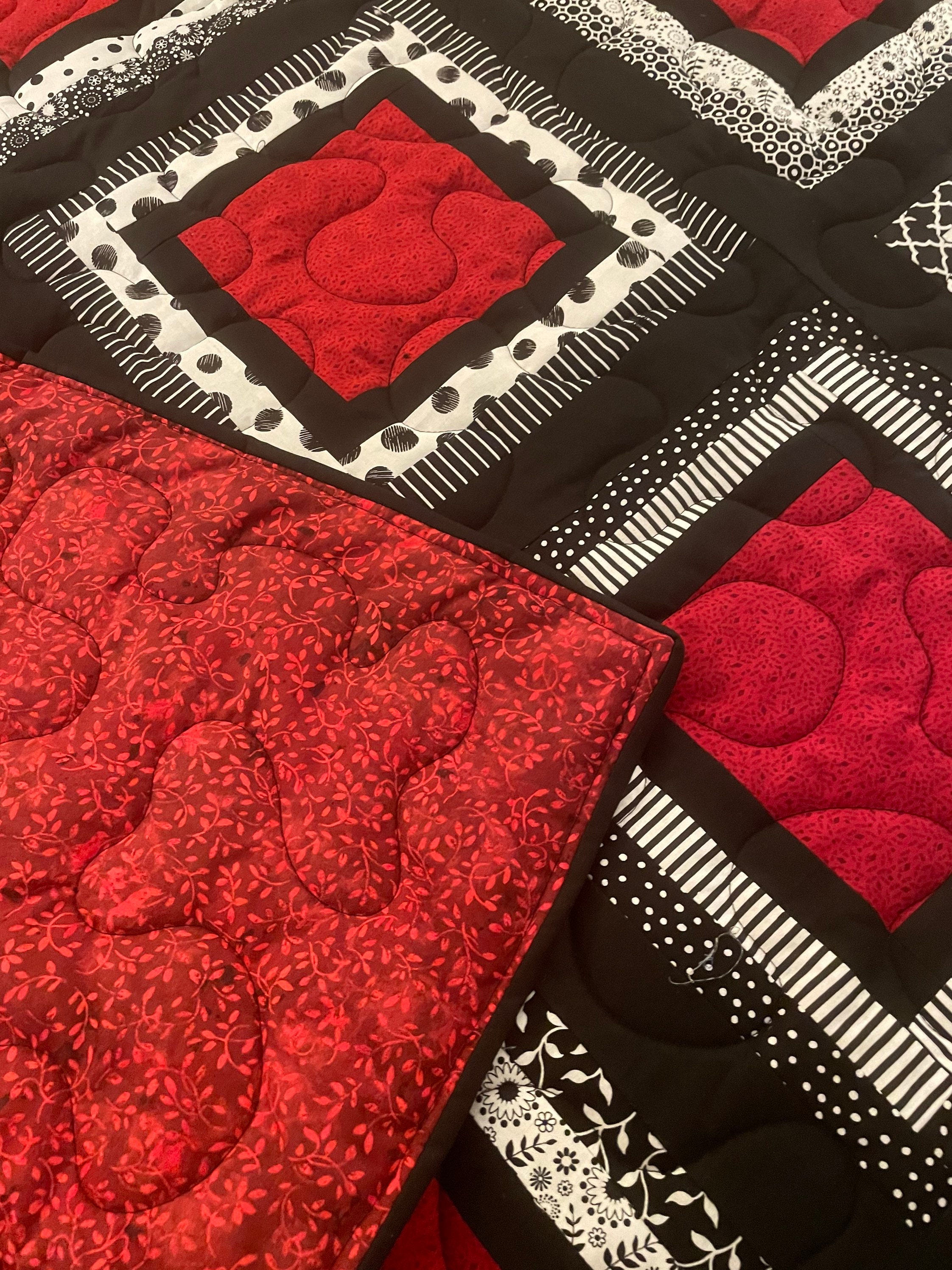 This is a Queen Size Quilt Featuring Red Center Surrounded by - Etsy