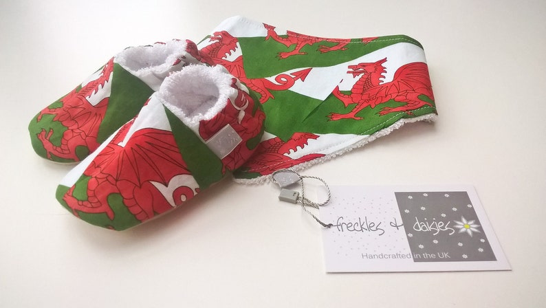 Wales Baby Gift Set, Unisex Welsh Flag Print Bandana Bib and Baby Shoes ...