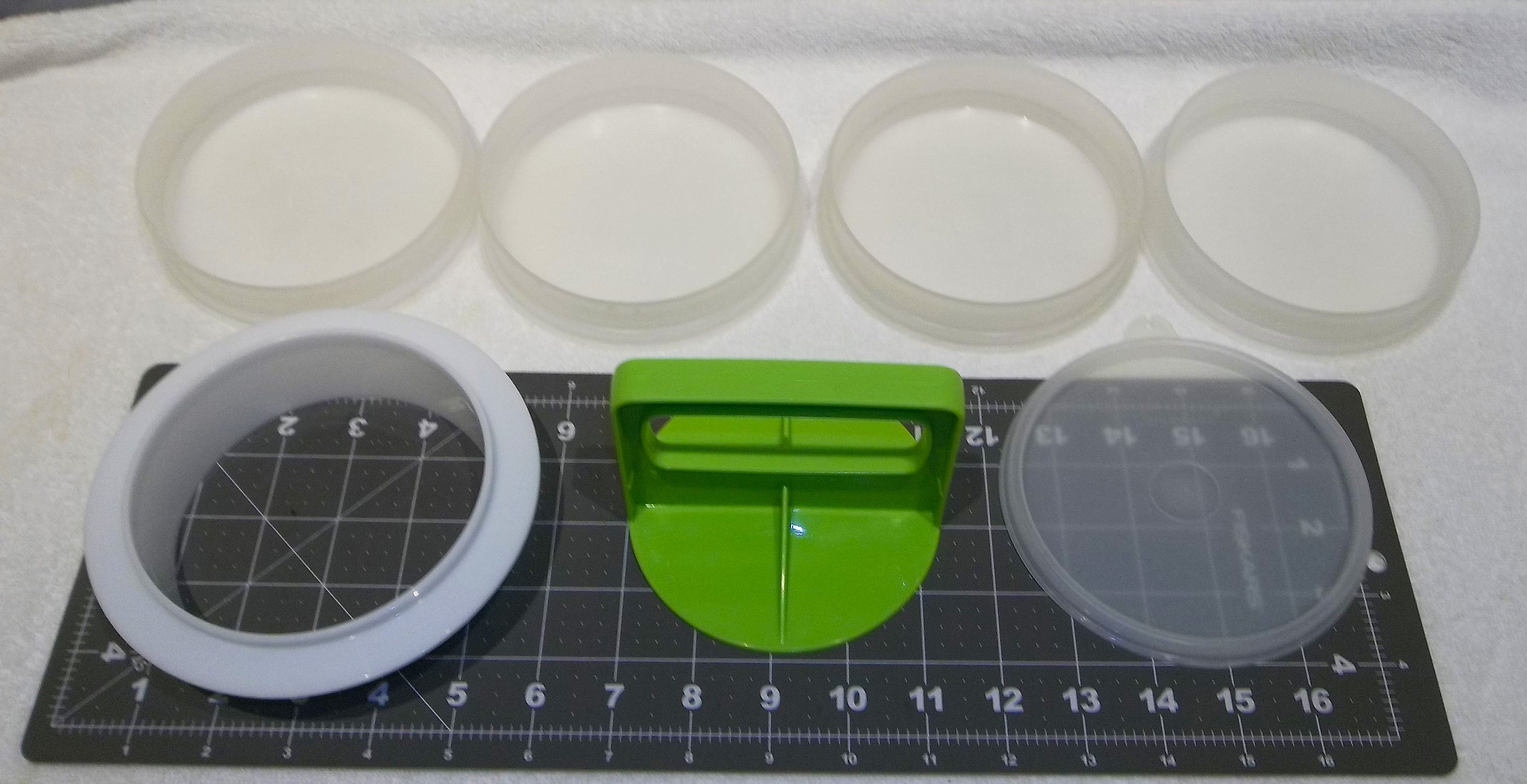 Home & Living Cookware Jumbo Vintage Tupperware Hamburger Keepers Set 1 ...