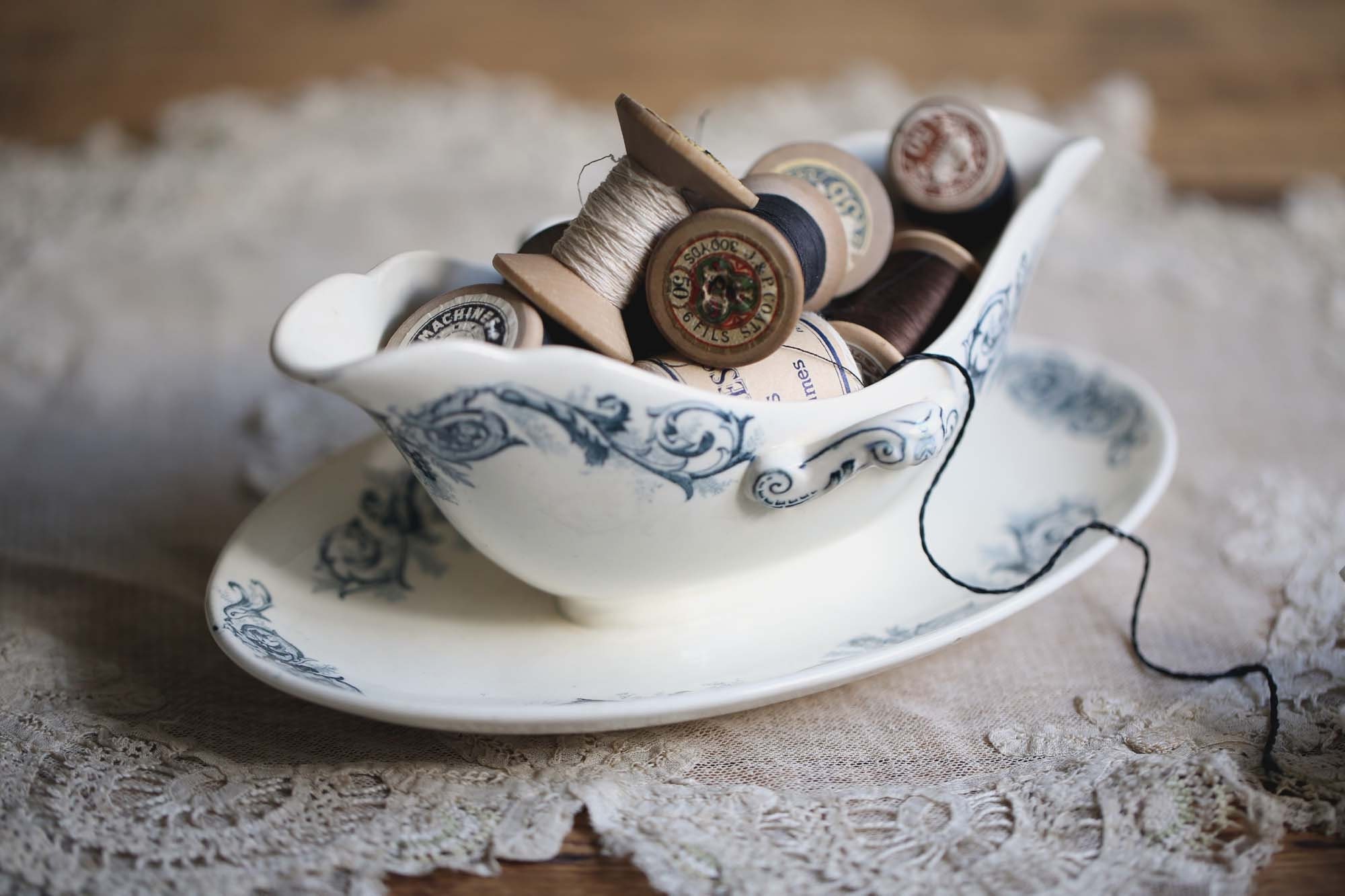 Charles Wysocki Design Japan Nikko GRAVY BOAT Americana Blue White ...