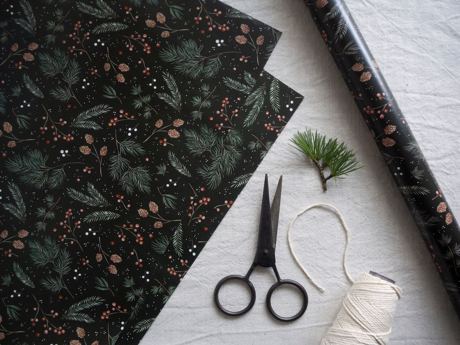 Christmas Wrapping Paper - Botanical Pattern - Fir and Berries Giftwrap ...