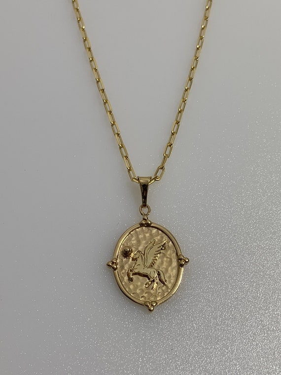 Gold medallion necklace trend store