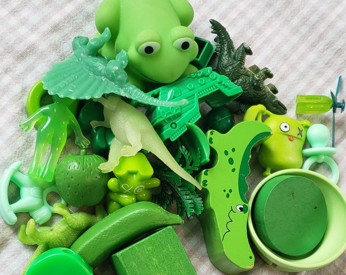 25 Green Trinkets - Trinket Lot - I Spy Bag - Sensory Bin Toys ...