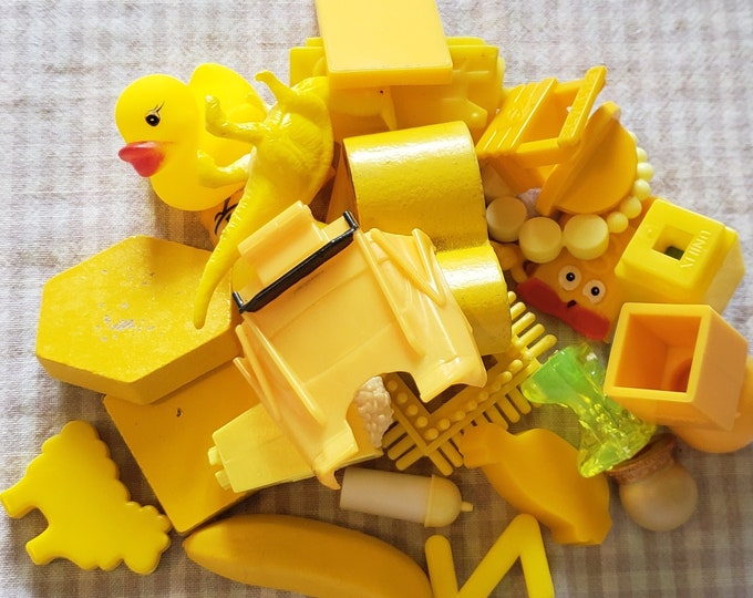 25 Yellow Trinkets - Trinket Lot - I Spy Bag - Sensory Bin Toys ...