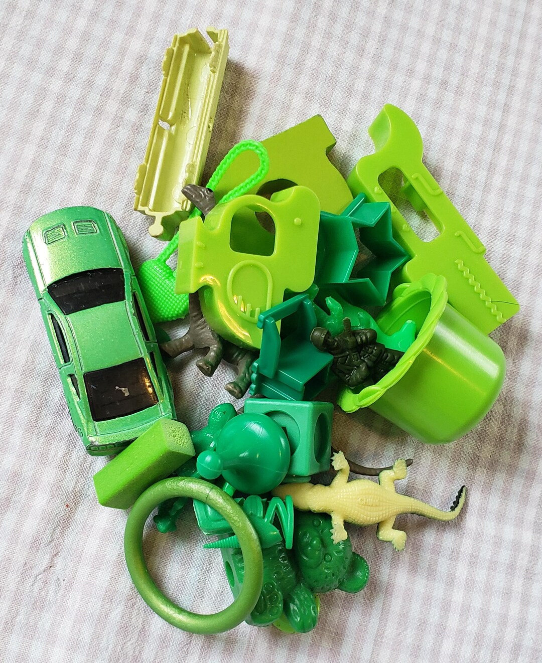 25 Green Trinkets - Trinket Lot - I Spy Bag - Sensory Bin Toys ...