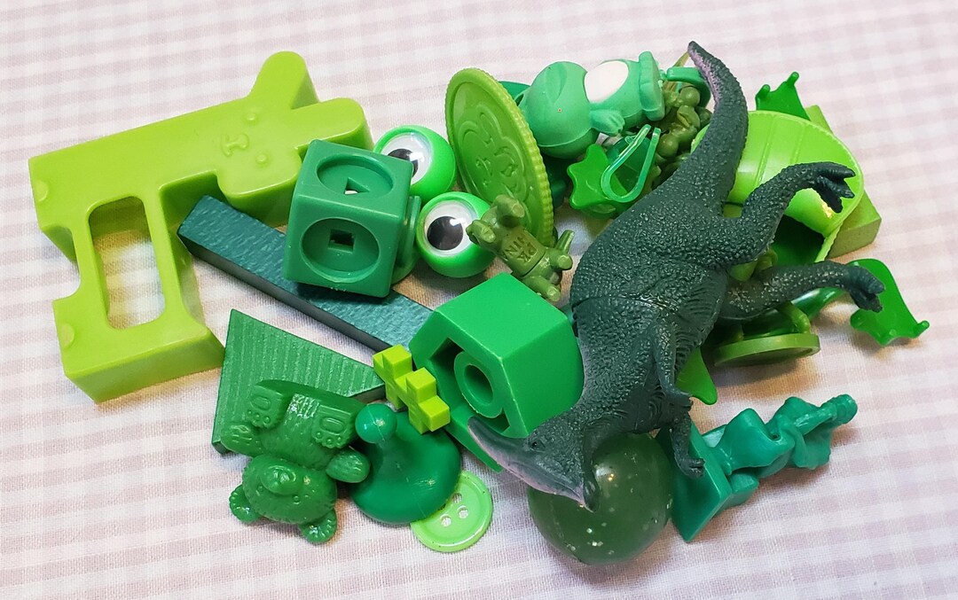 25 Green Trinkets - Sensory Bin I Spy Bag - Mystery Treasure Bag ...