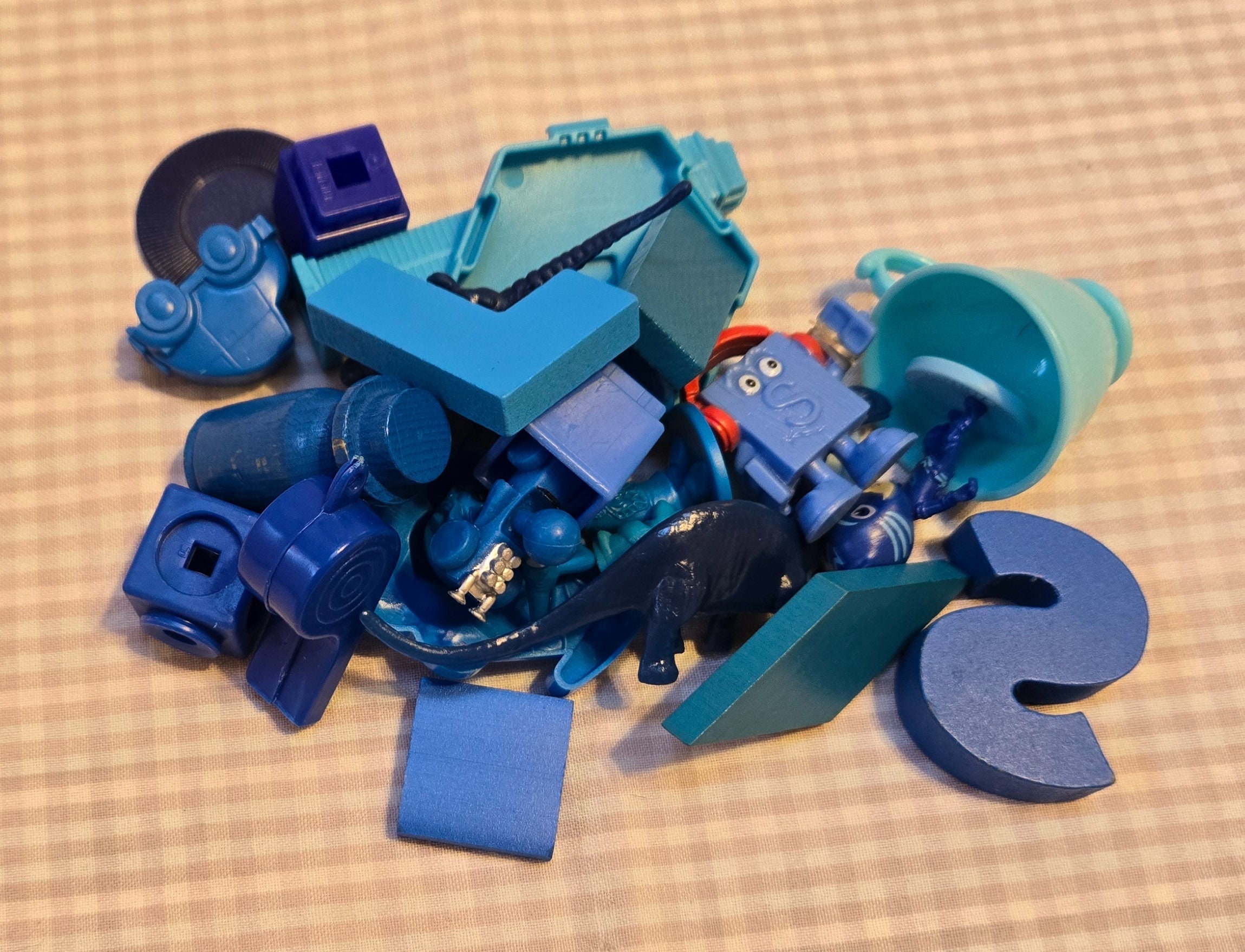 25 Blue Trinkets - Trinket Lot - I Spy Bag - Sensory Bin Toys - Mystery ...