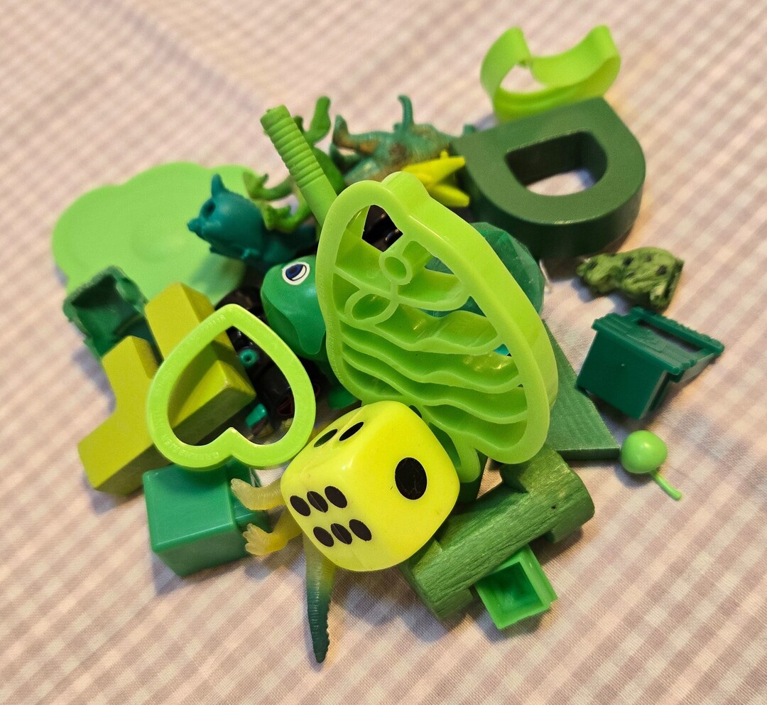 25 Green Trinkets - Trinket Lot - I Spy Bag - Sensory Bin Toys ...