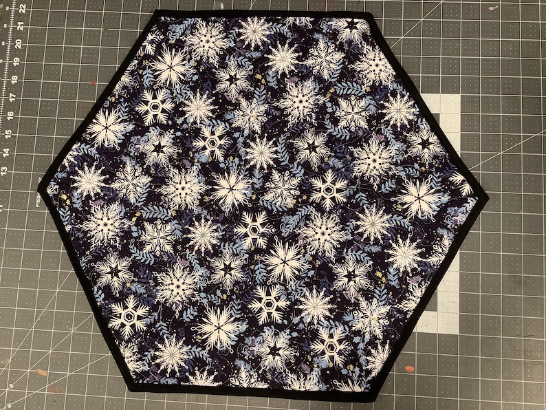 779 BEST Ships Free Christmas Decor Hexagon Quilted Table Topper Runner ...