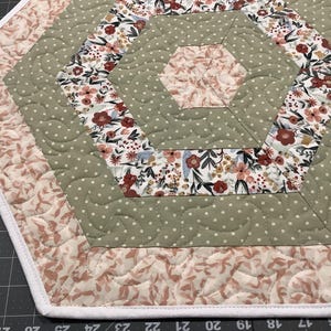 1076 BEST Shabby Chic Spring Quilted Hexagon Table Topper Runner Proverbs 16:24 on Reverse Bees ...