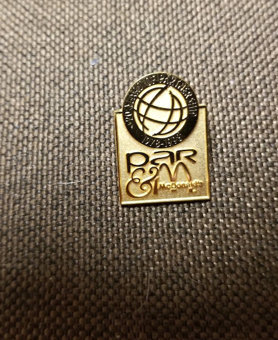 chanel employee vintage pin - Gem