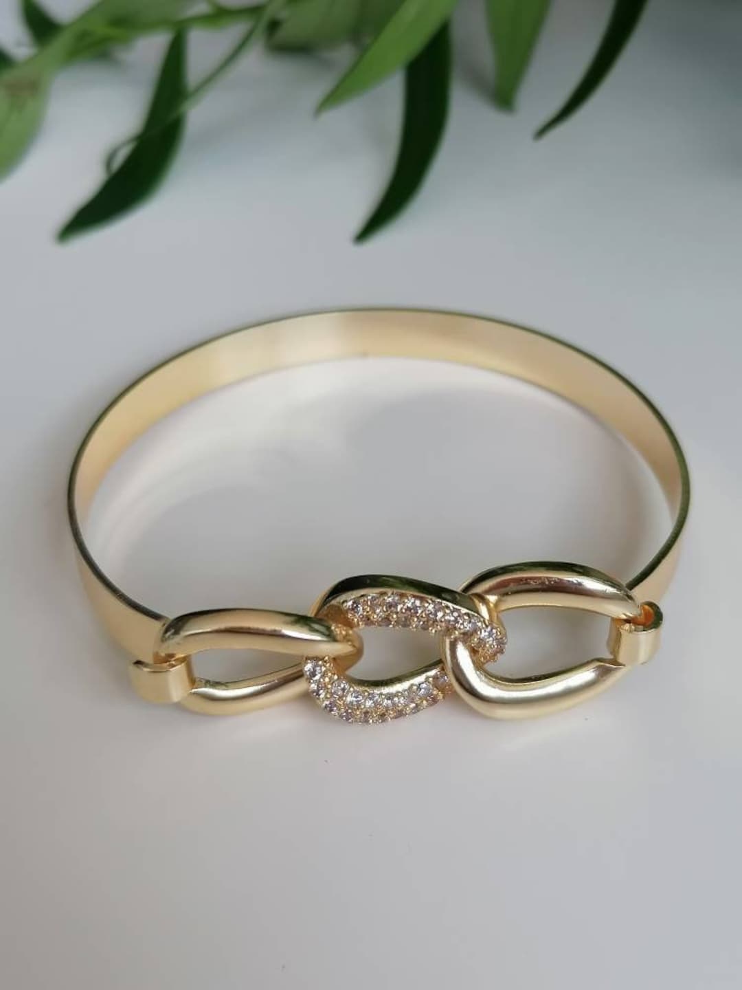 Chunky Chain Bangle chapado en oro, incrustado con piedras de zirconia ...