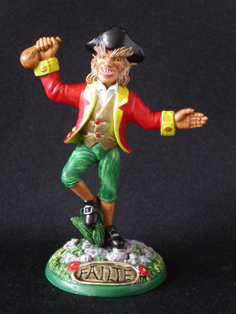 Miniatura de duende irlandés pintado sosteniendo una bolsa de oro ...