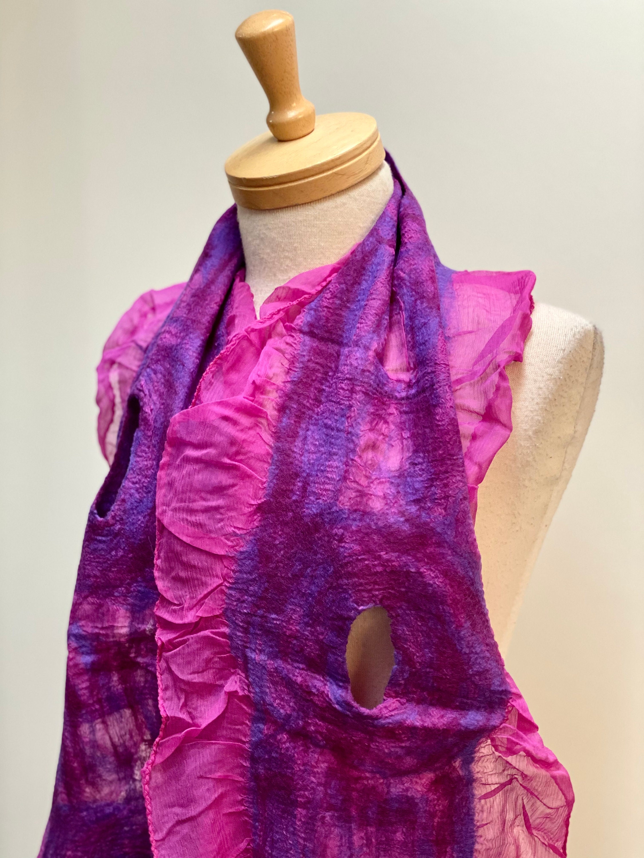 Foulard en feutre violet et rose et en soie / Foulard en feutre ...