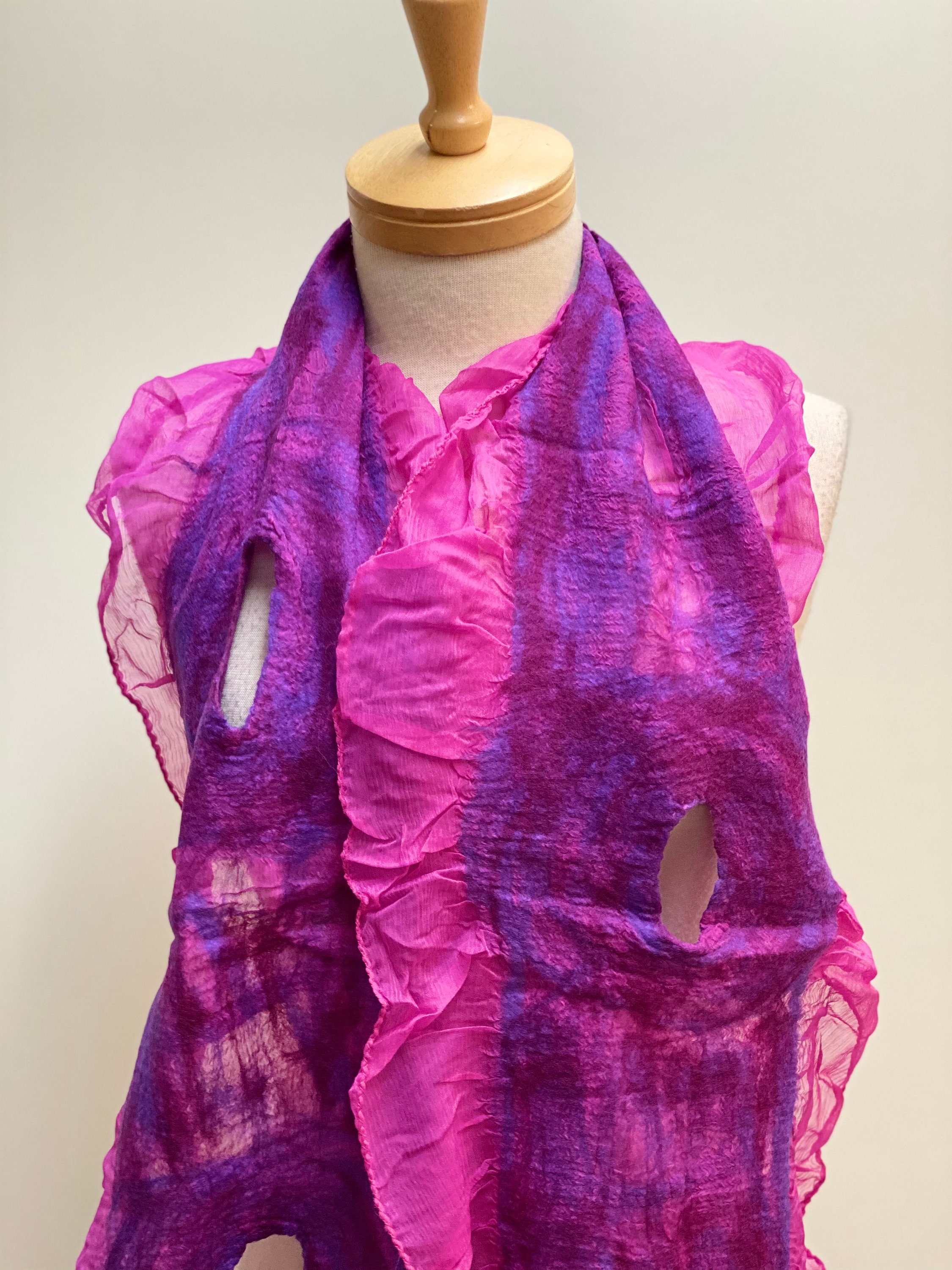Foulard en feutre violet et rose et en soie / Foulard en feutre ...