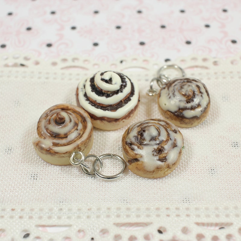 Cinnamon Roll Keychain - Etsy