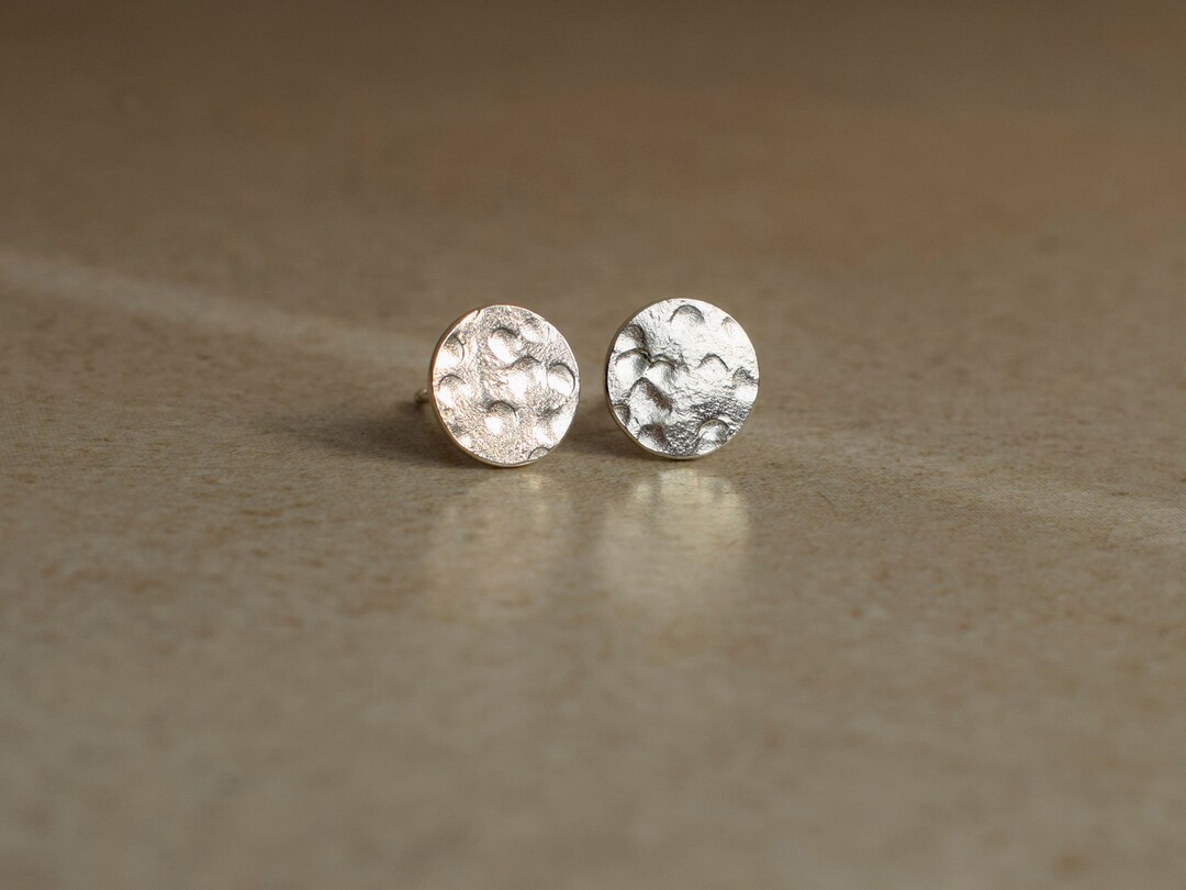 Hammered Coins Stud Earrings Pendientes de disco pequeño Gold Plated ...