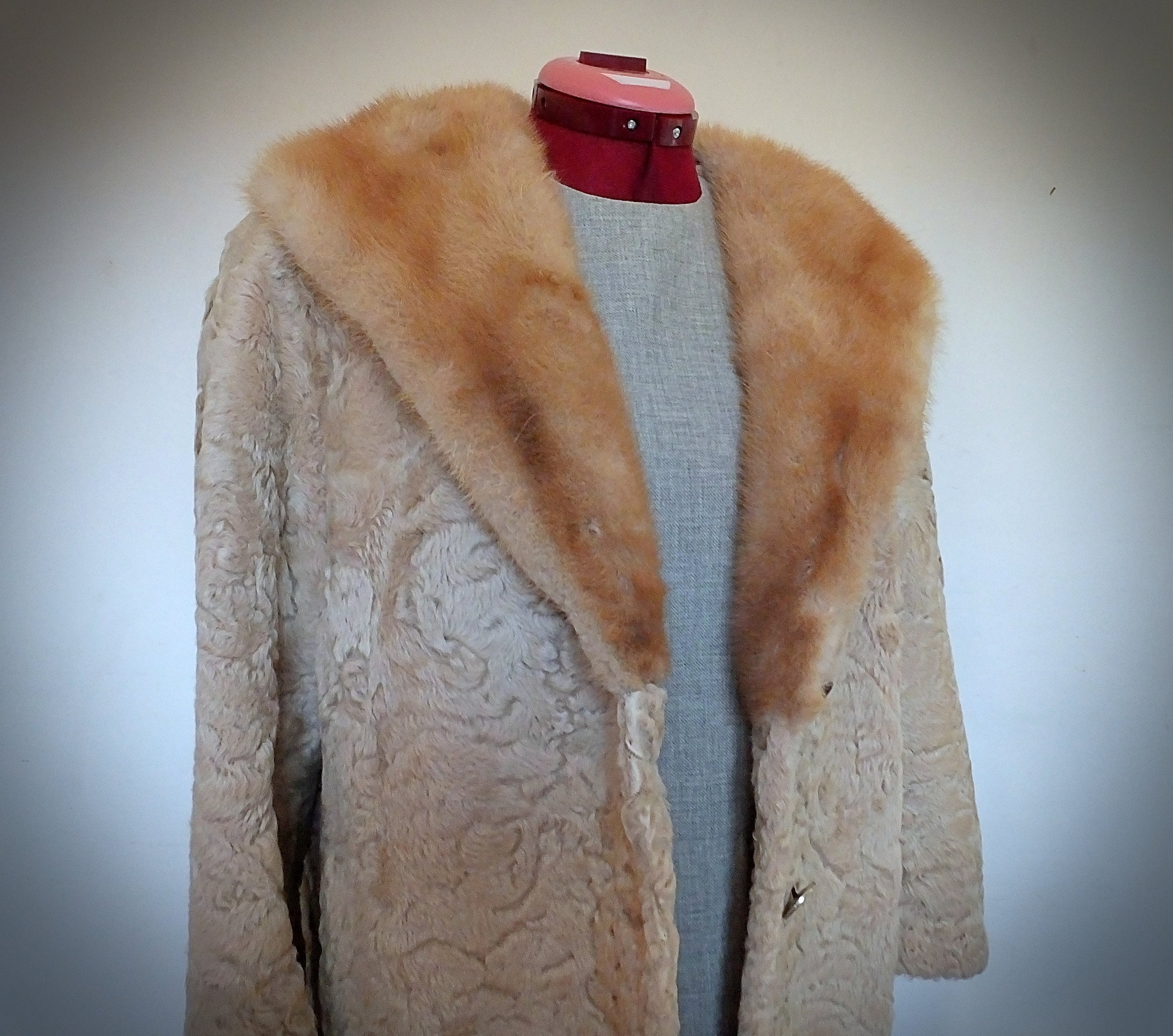 1980s Mountain Goat Fur Overcoat Fox Fur Collar Knee Length Beige ...