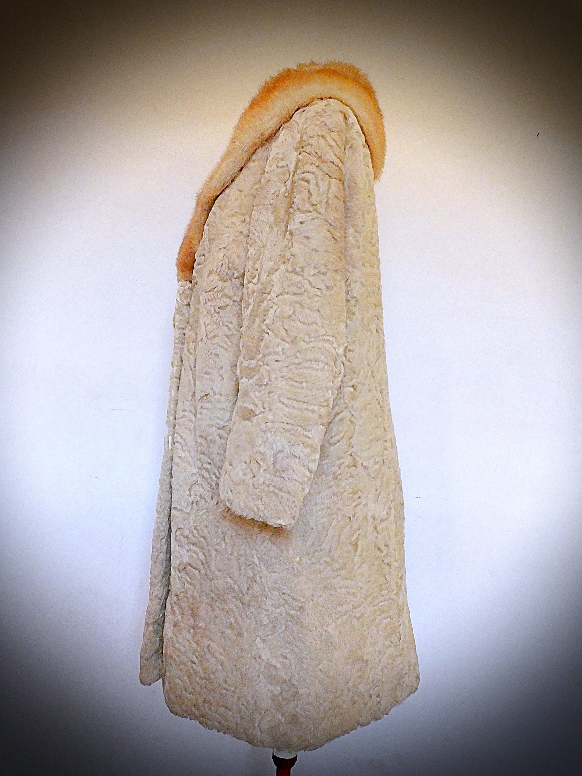 1980s Mountain Goat Fur Overcoat Fox Fur Collar Knee Length Beige ...