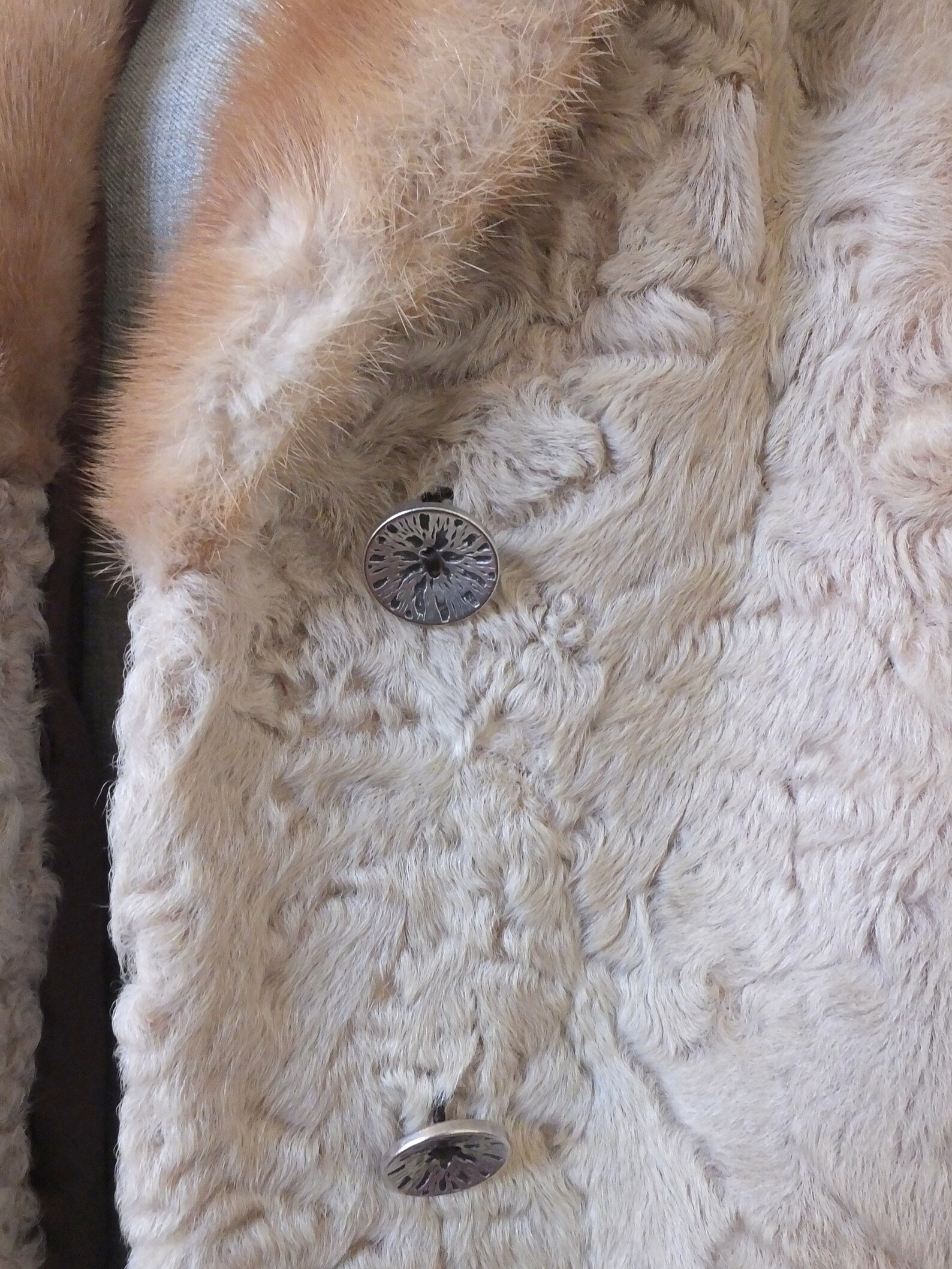 1980s Mountain Goat Fur Overcoat Fox Fur Collar Knee Length Beige ...