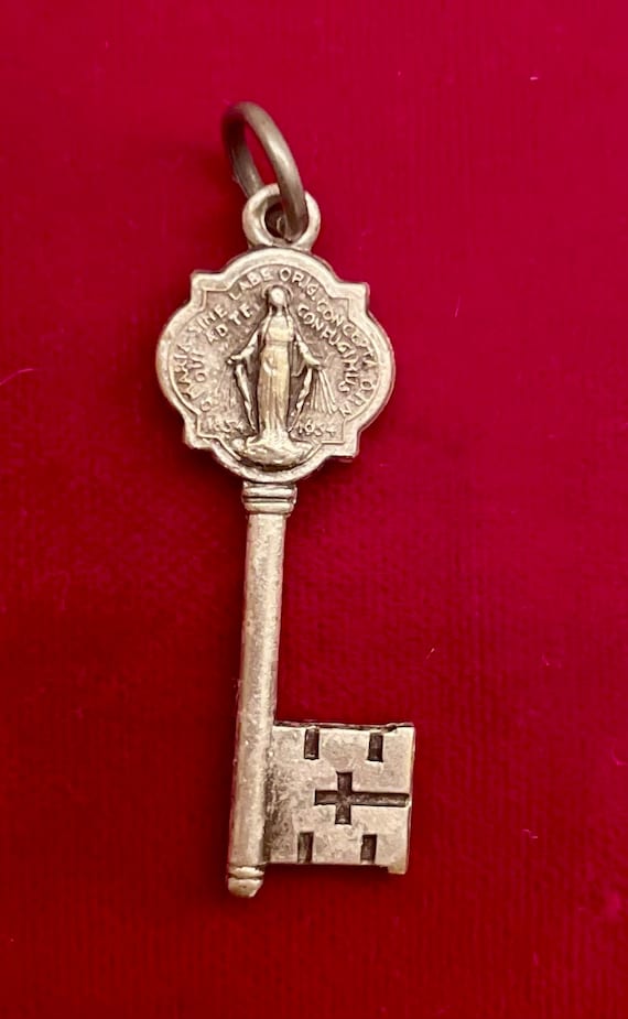 antique key pendant - Gem
