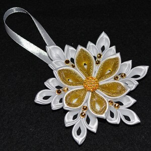 Handmade Snowflake CHRISTMAS Tree Decoration/ornament in White and Gold ...