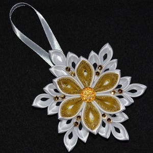 Handmade Snowflake CHRISTMAS Tree Decoration/ornament in White and Gold ...