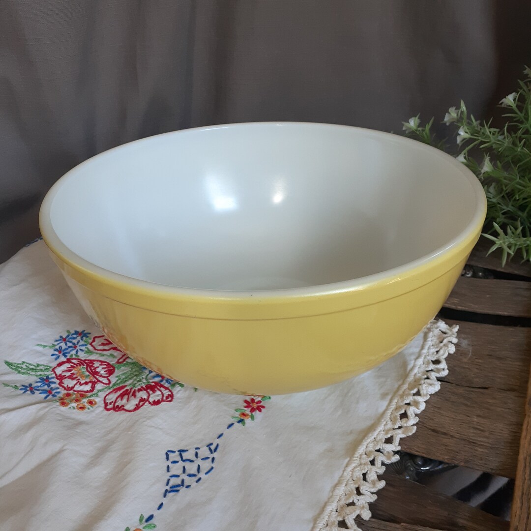 Pyrex Primary Mixing Bowl Yellow 10 Largest of Set 404 Old Mark ...