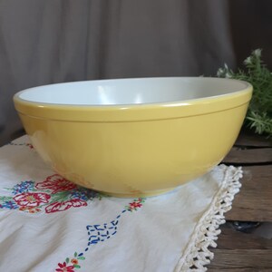 Pyrex Primary Mixing Bowl Yellow 10 Largest of Set 404 Old Mark ...