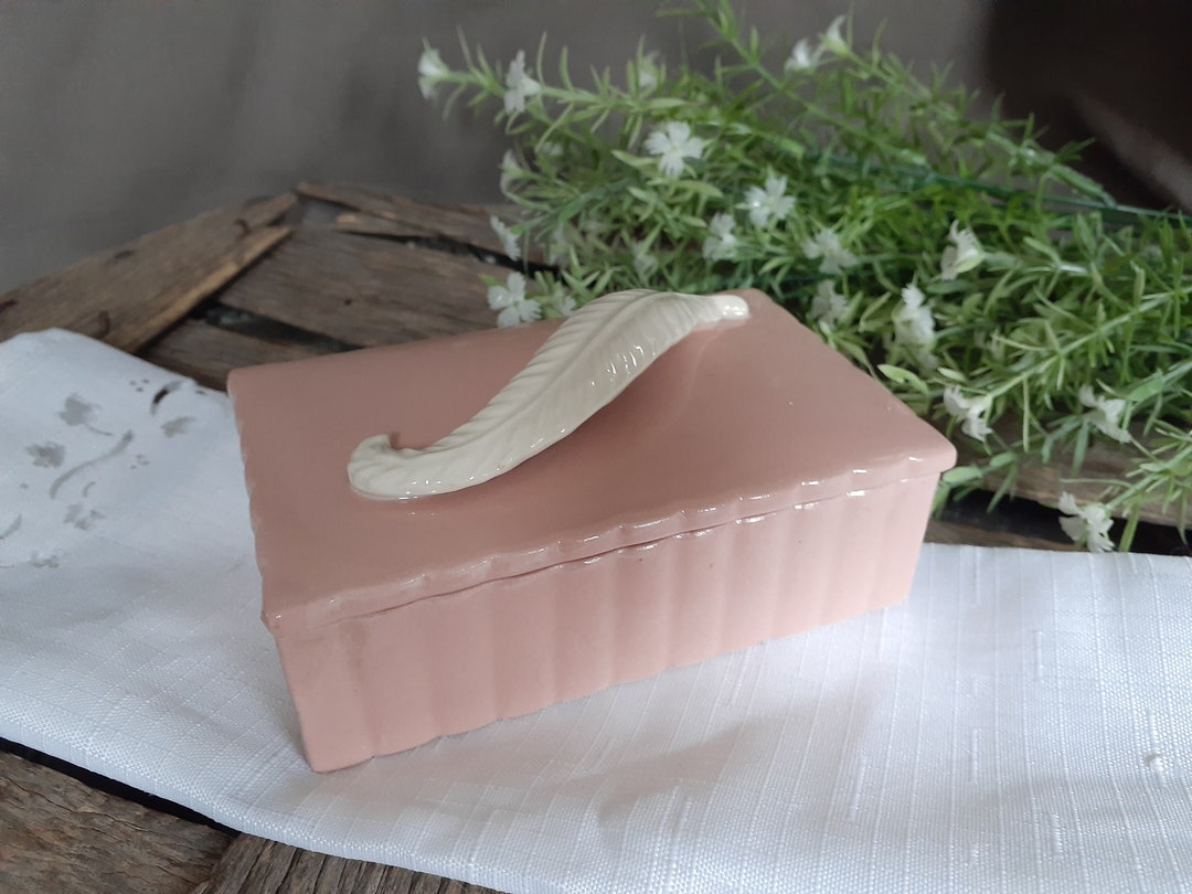 Elizabeth Arden Dresser Box - Rose Orient , White Feather on Dusty Rose ...