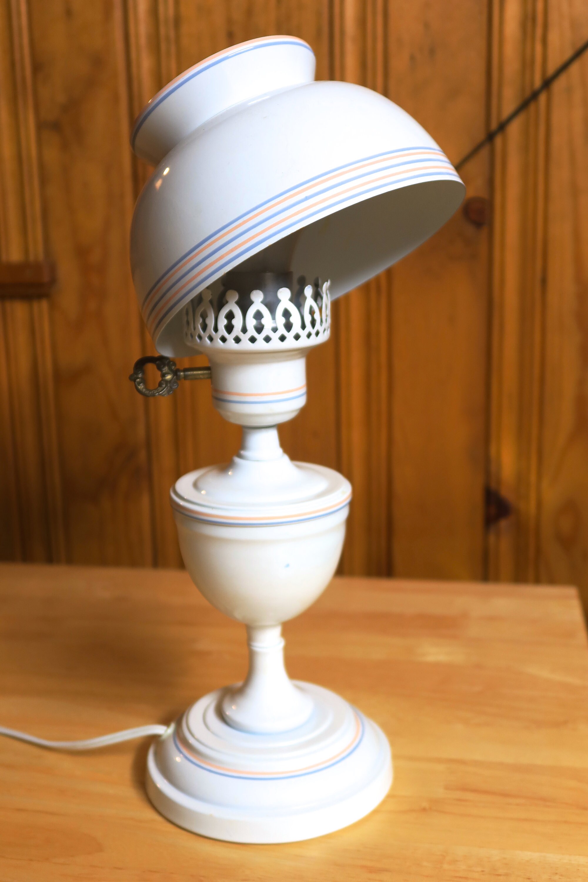 14" Vintage Cozy Toleware Metal Desk / Table Lamp Hurricane Style ...
