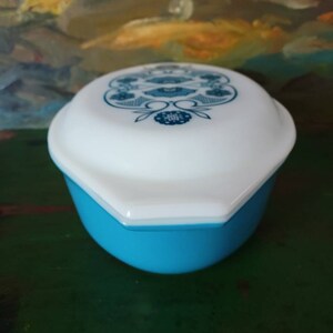 Horizon Blue Pyrex Oval Dish, 1-1/2 Quart, Bright Blue Base, White ...