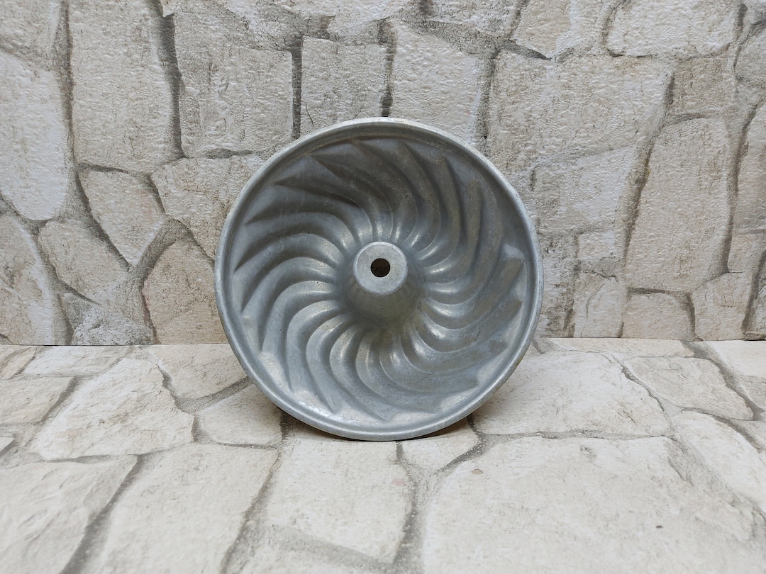 ON SALE VINTAGE Tin Cake Pan With Center Hole Metal Jelly Mould Pudding Mold Round Cake Pan ...