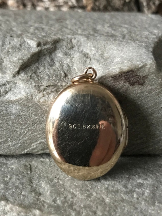 Traditional Oval Engraved 9ct Gold Locket SKU 3868 - Gem