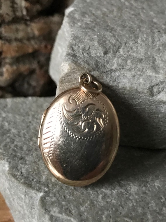 Traditional Oval Engraved 9ct Gold Locket SKU 3868 - Gem