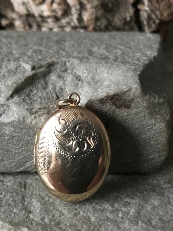 Traditional Oval Engraved 9ct Gold Locket SKU 3868 - Gem