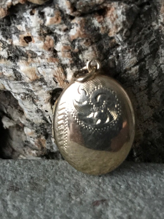 Traditional Oval Engraved 9ct Gold Locket SKU 3868 - Gem