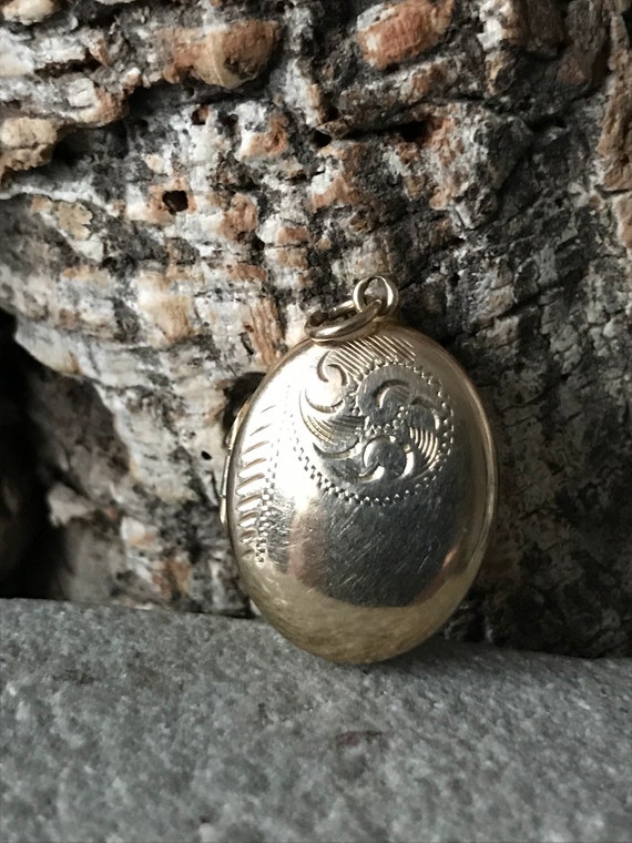 Traditional Oval Engraved 9ct Gold Locket SKU 3868 - Gem