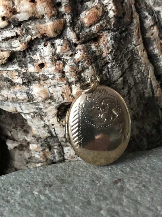 Traditional Oval Engraved 9ct Gold Locket SKU 3868 - Gem