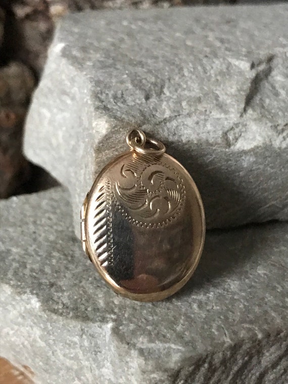 Traditional Oval Engraved 9ct Gold Locket SKU 3868 - Gem