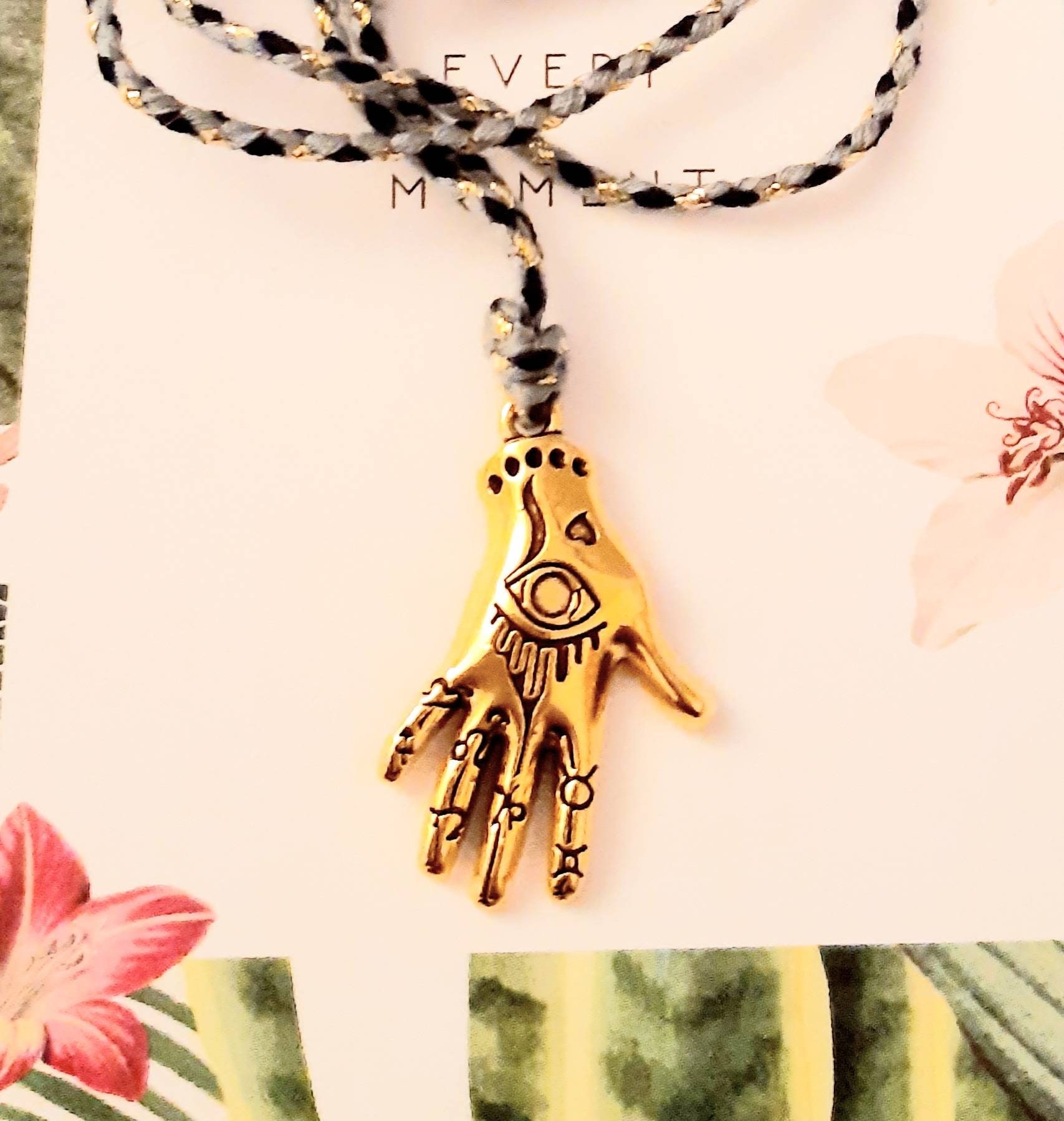 Talisman..amulette..grigri..main porte-bonheur oeil de chance ...