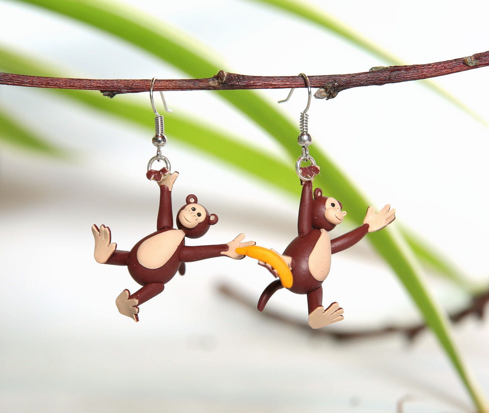 Monos colgantes (y plátano) - pendientes [animal] - Etsy España