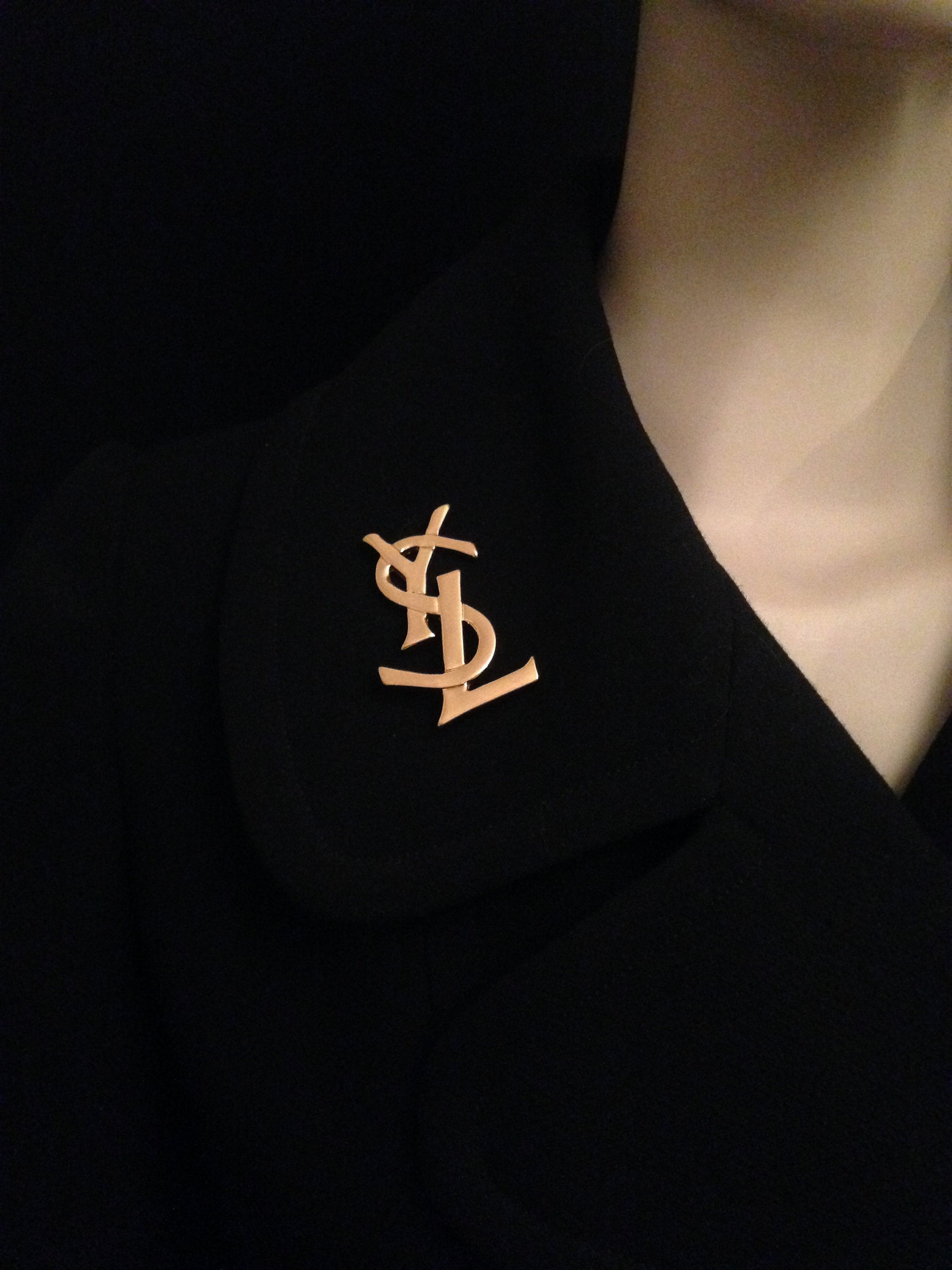 YVES SAINT LAURENT - Large Gold Metal Logo Brooch - Vintage YVES SAINT LAURENT - Large Gold Metal Logo Brooch - Vintage