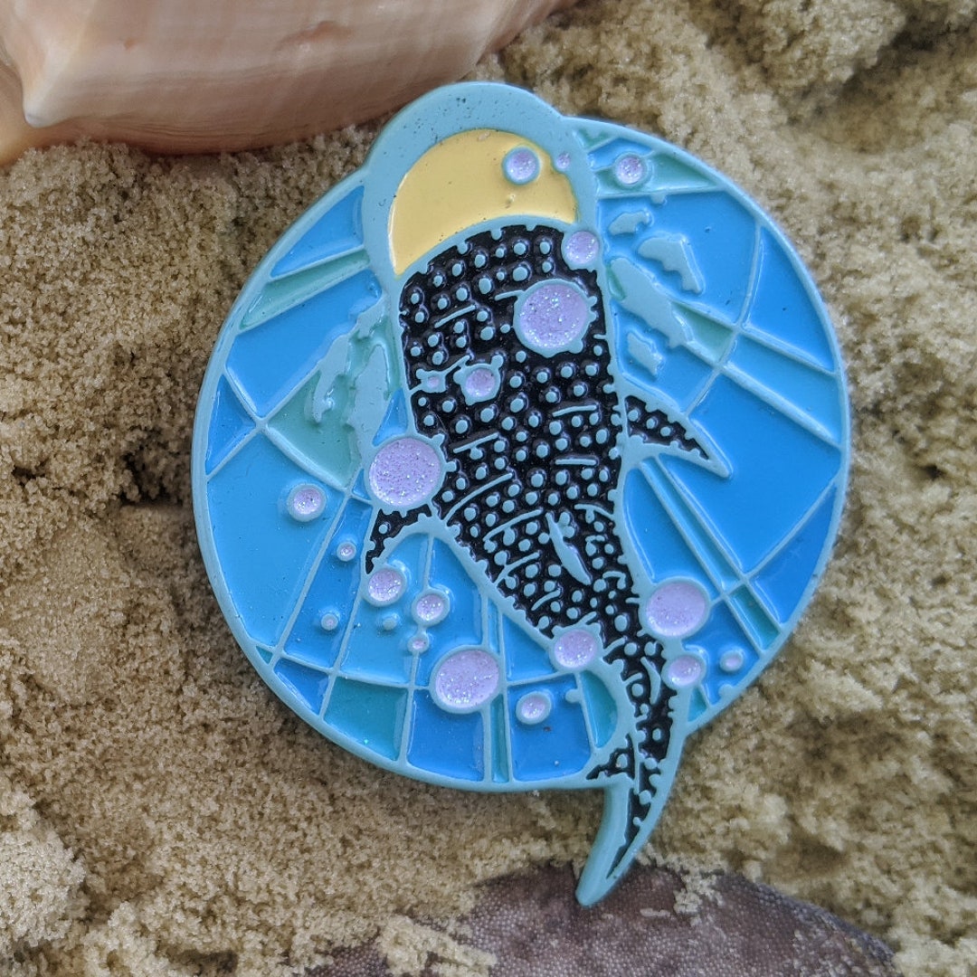 Tiburón ballena Mares azules Art Nouveau Esmalte suave Pin Sea Creature ...